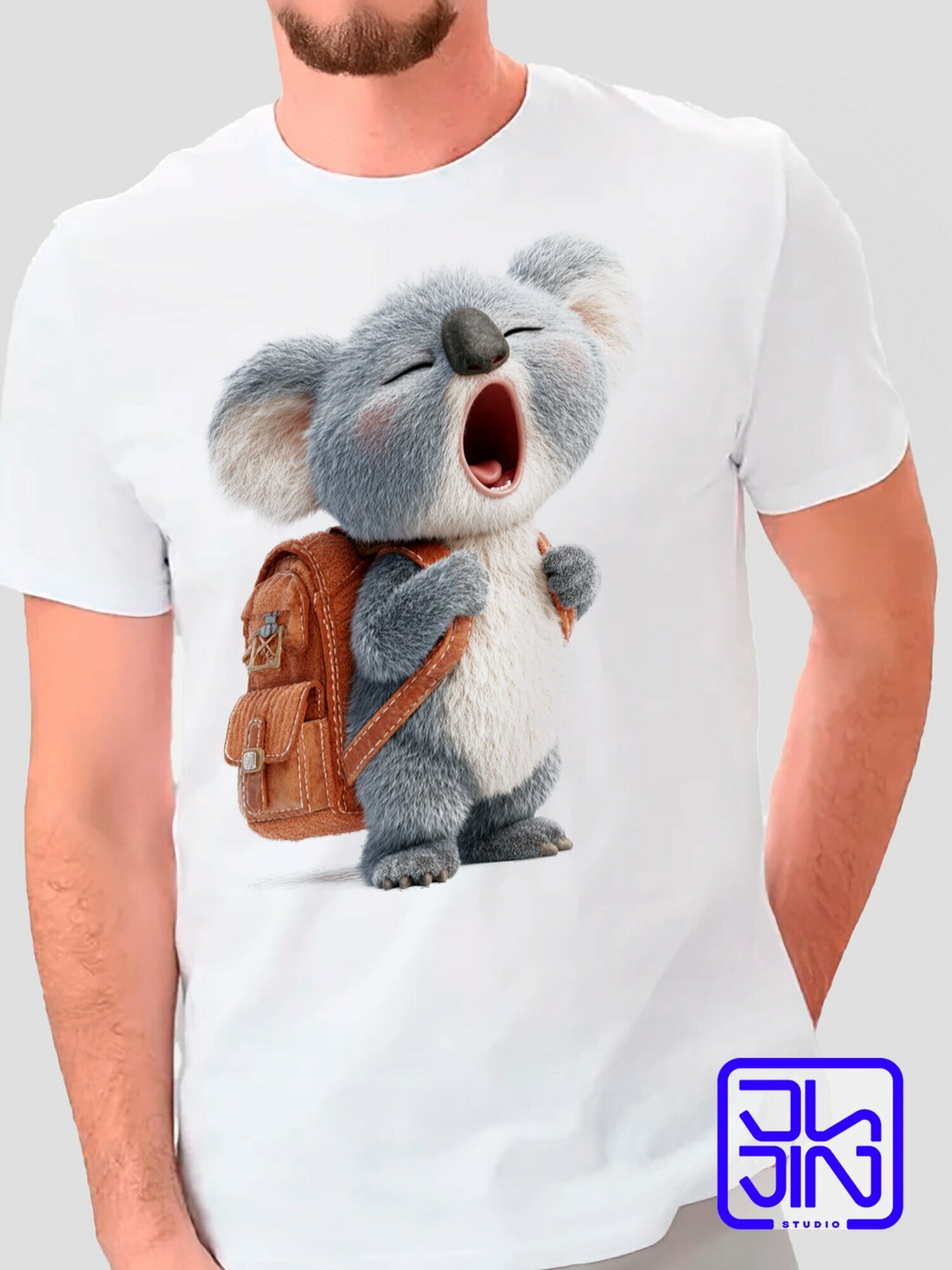 Футболка классическая мужская с авторским принтом Веселая смешная коала с серым, пепельным мехом и рыжим рюкзаком для путешествия, белый хлопковый трикотаж с прикольным рисунком на груди