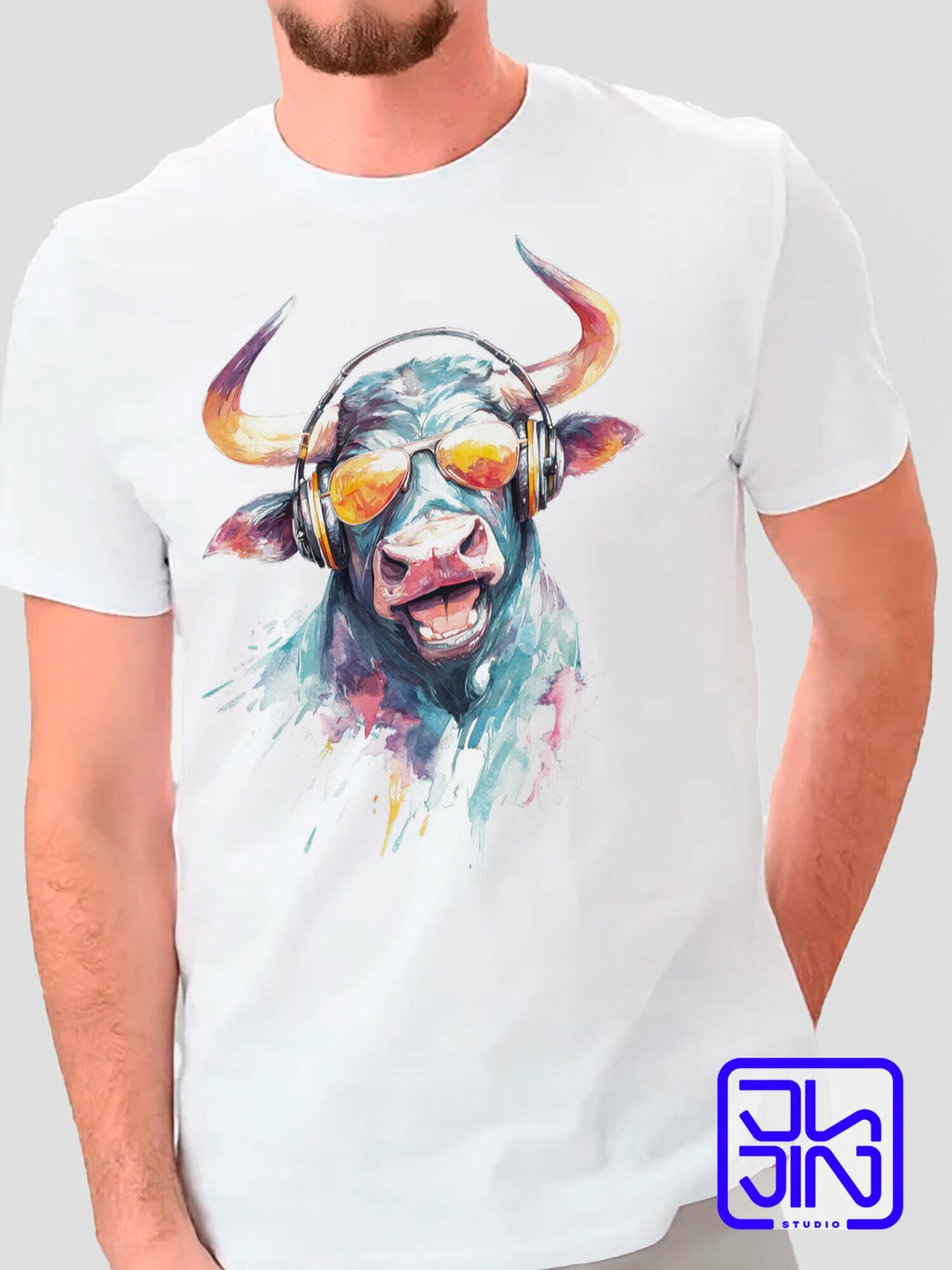 Футболка классическая мужская с авторским принтом Бык бирюзовый, разноцветный в крутых модных наушниках и ярких очках, белый хлопковый трикотаж с прикольным рисунком на груди