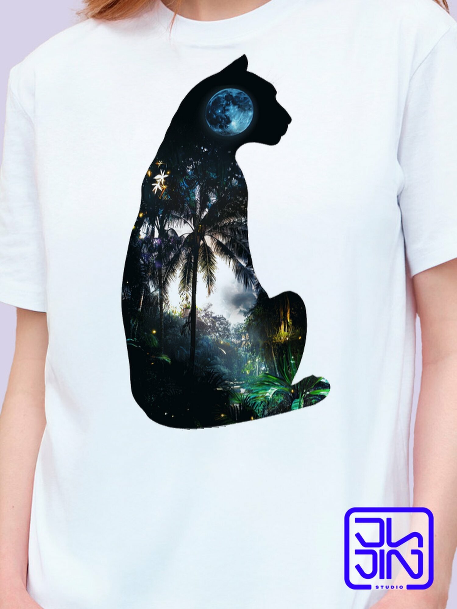 Футболка классическая женская с авторским принтом Кошка черно-синяя с луной и темно-синими пальмами в оригинальном стиле, белый хлопковый трикотаж с прикольным рисунком на груди