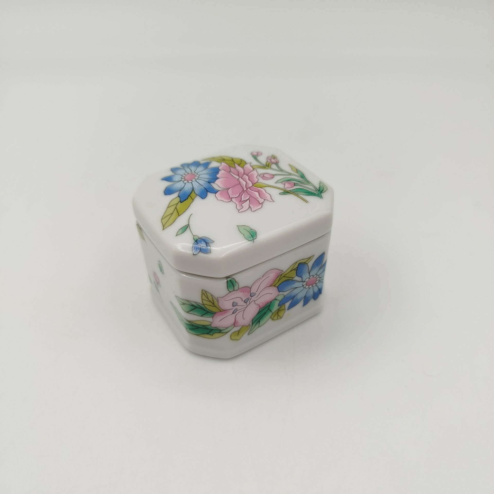 Миниатюрная шкатулка квадратной формы, украшенная изображением хризантем