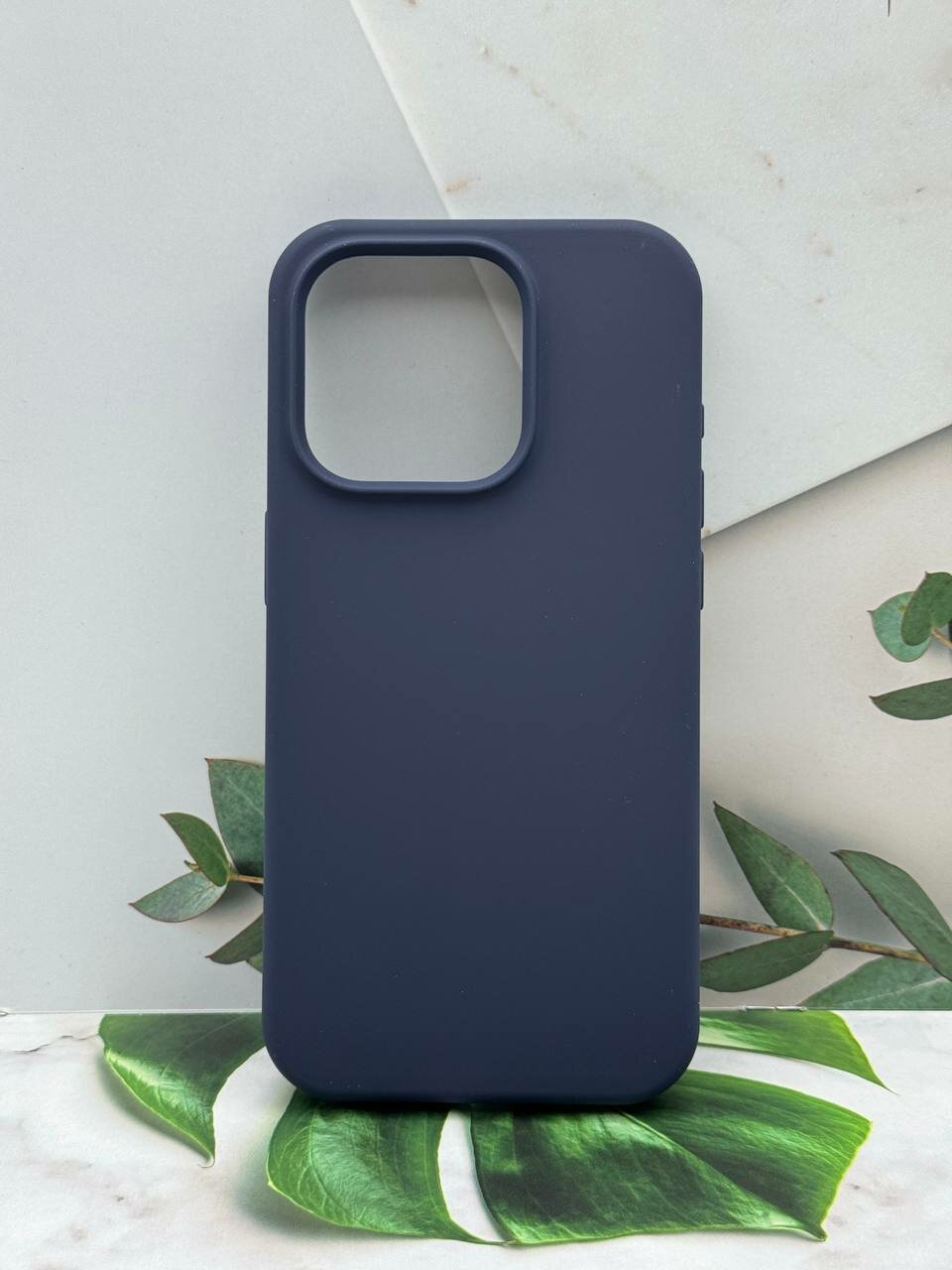 Силиконовый чехол на iPhone 15 Pro защитный