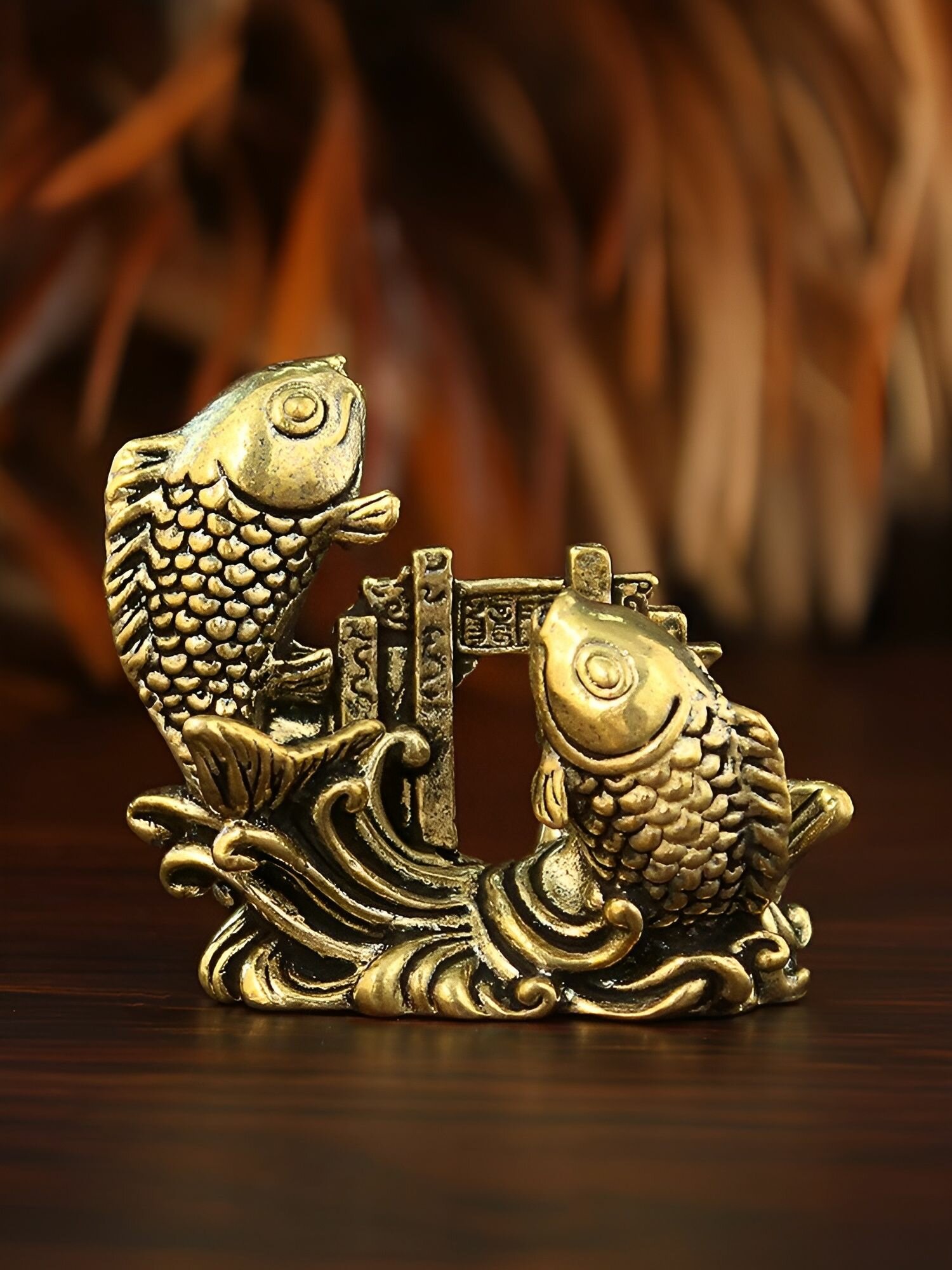 Статуя латунного карпа, прыгающего через драконий ворот