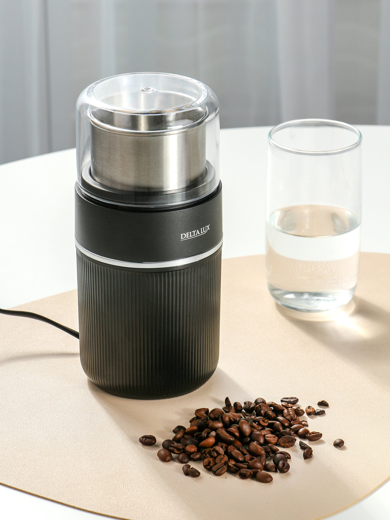 Электрическая кофемолка Delta Lux DE-2203 мощностью 300 Вт с чашей на 80 г для идеального помола кофейных зерен и специй.