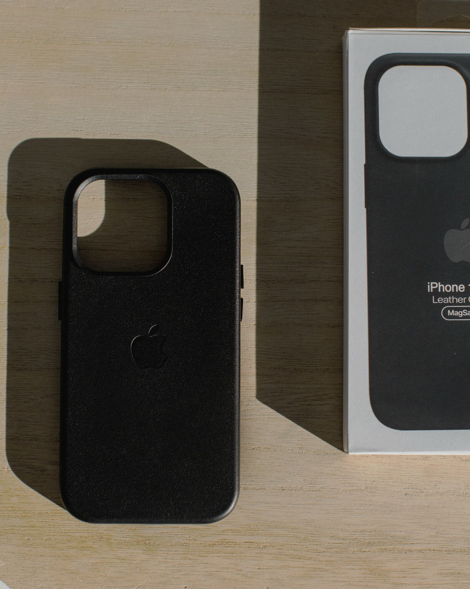 Чехол черный для IPhone 13 Pro Leather Case с анимацией и поддержкой беспроводной зарядки