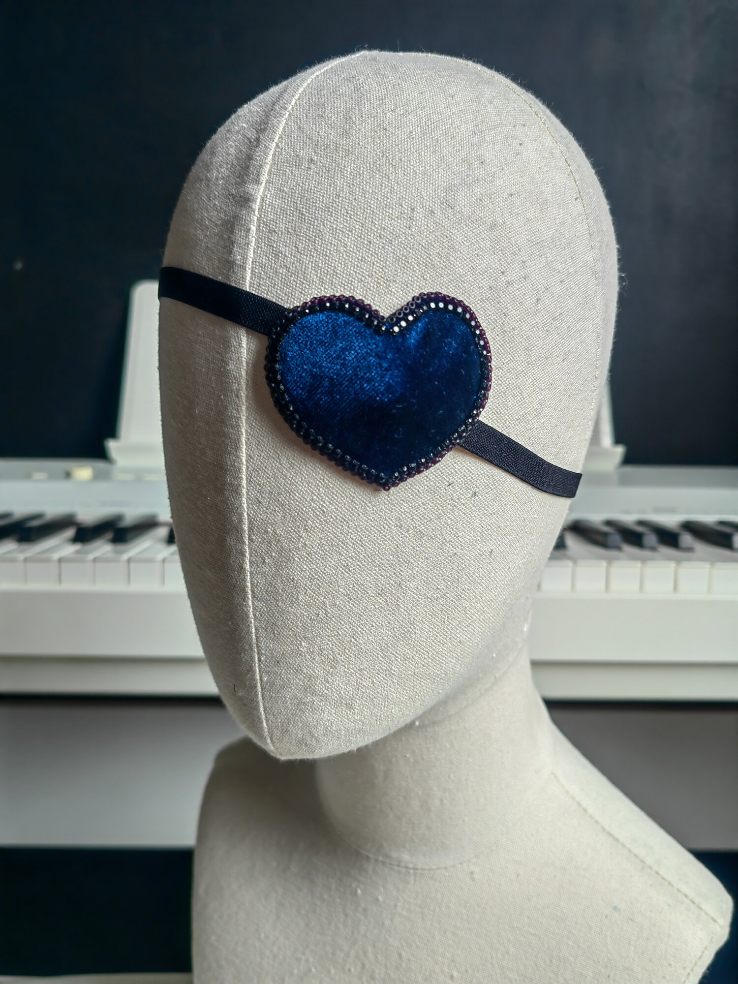 Карнавальная пиратская повязка на один глаз сердце. Аксессуар для косплей, ролевых игр, вечеринки.