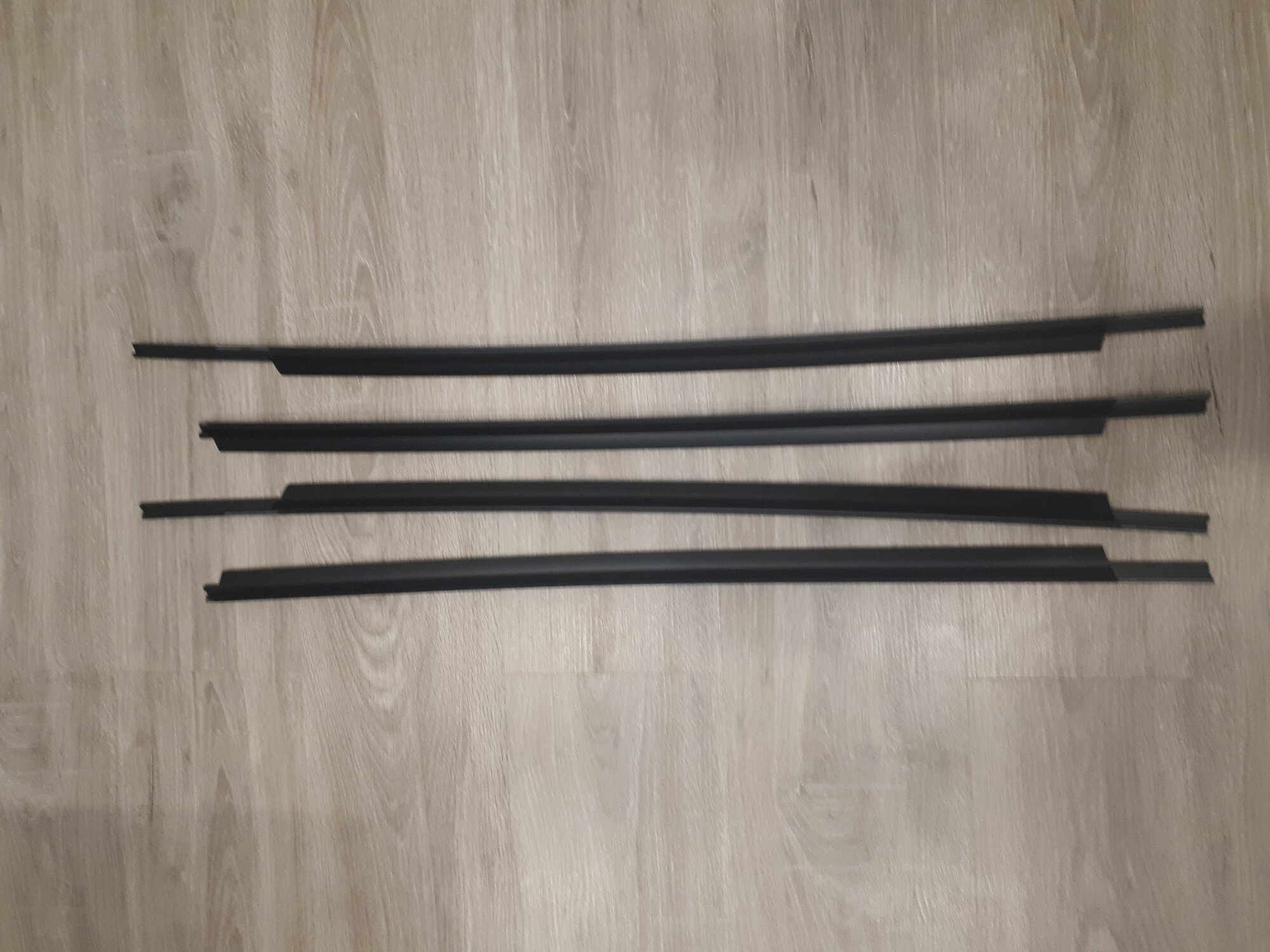 Гранта Лифтбэк. Бархотки (уплотнители ) подвижных стекол внешние