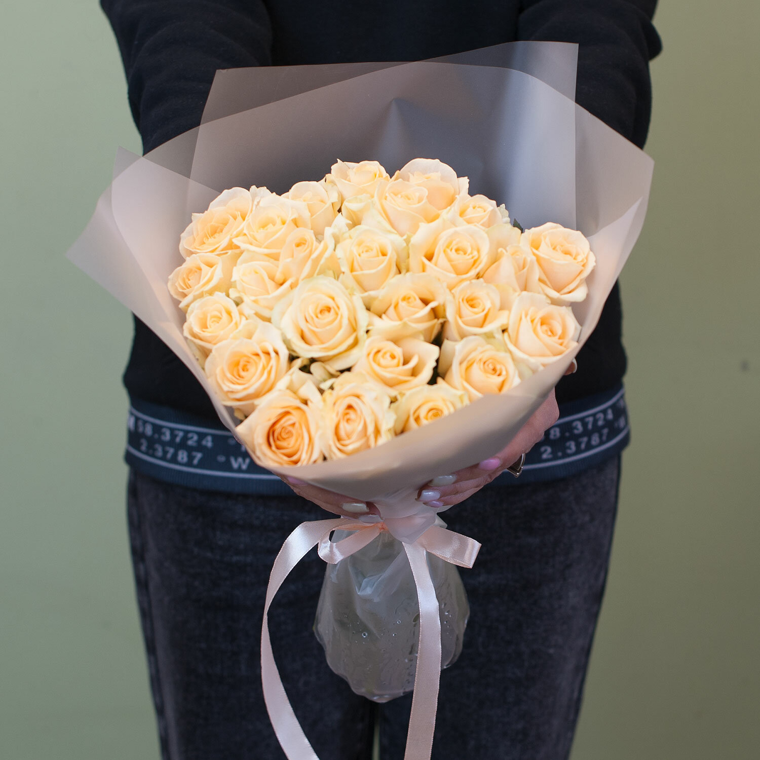 Букет из роз Charlotte "Персик", 25 цветов, высота 40 см, оформление пленкой