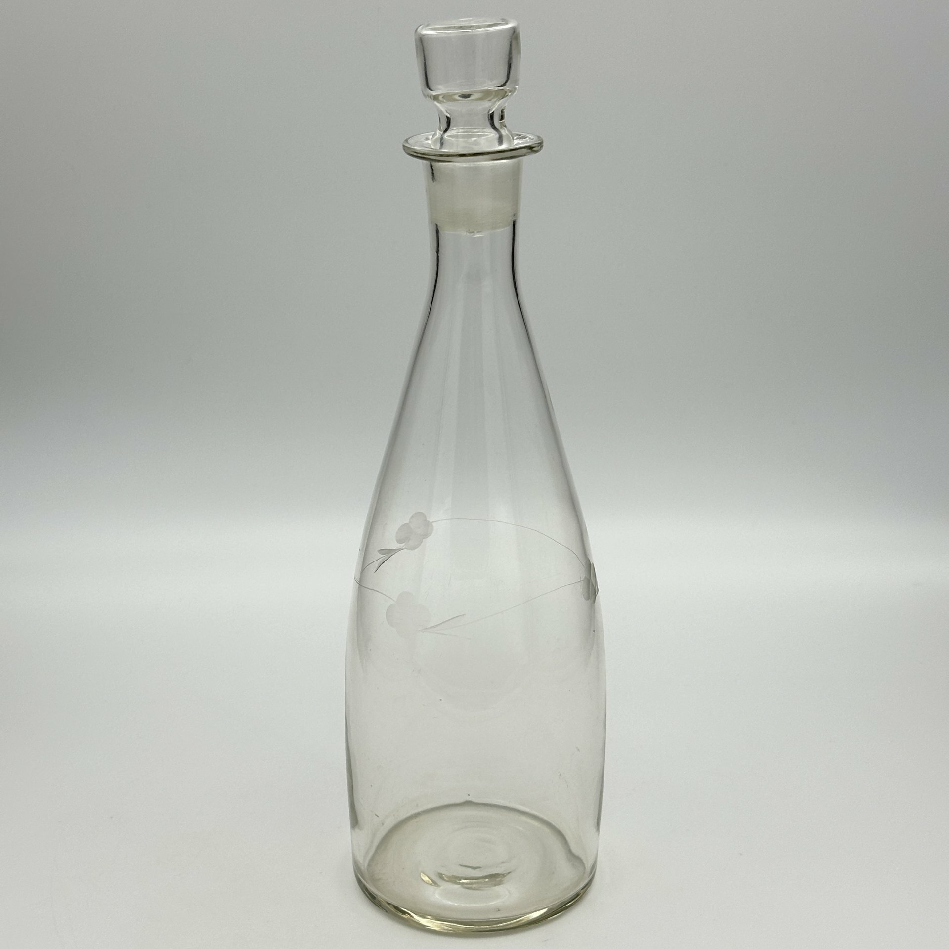 Графин-бутыль, украшенный лаконичным растительным декором, стекло, выдувание