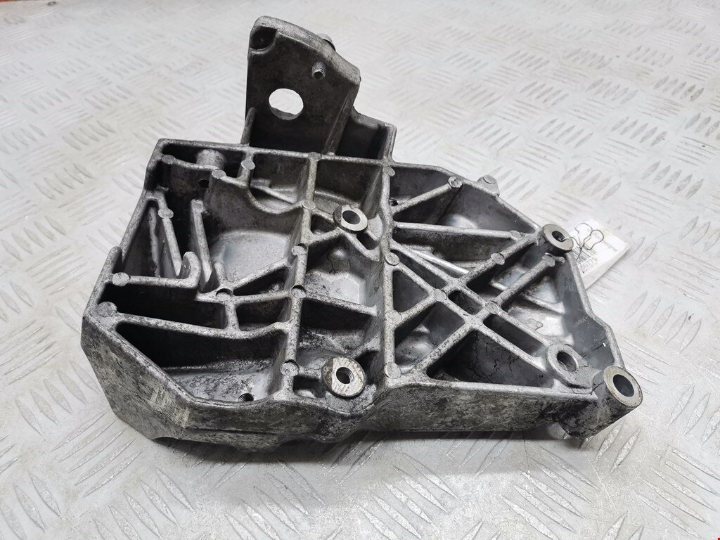 Кронштейн кондиционера Volkswagen Passat 5 GP 038260885C арт. 2100779