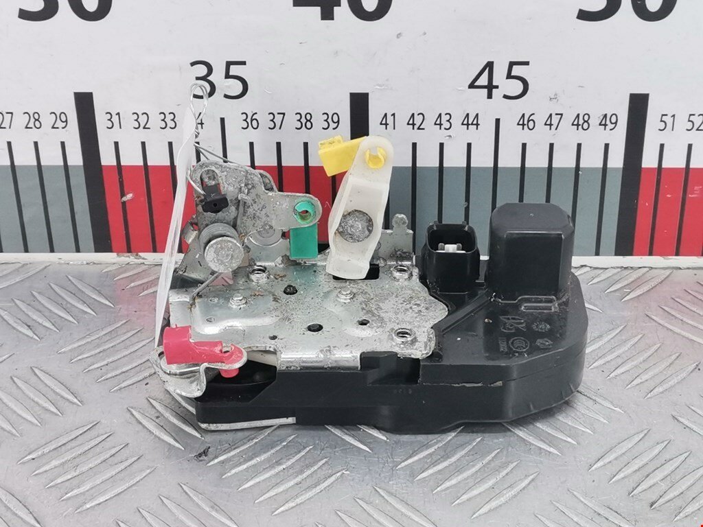 Замок двери задней левой Chrysler 300C 1 68266957AA арт. 1904331