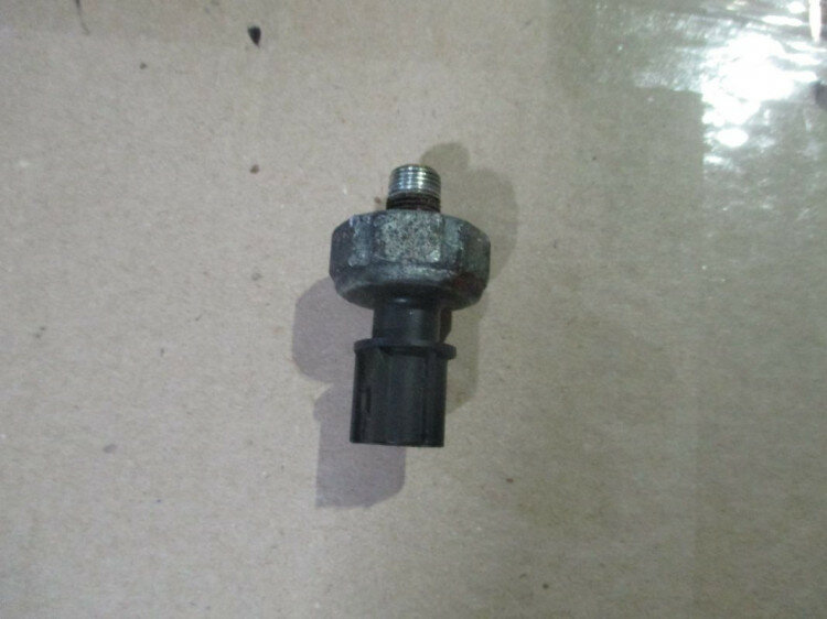 Датчик давления масла 252404M40E 252404M400 на все двигатели Ниссан 1,8 литра MR18DE