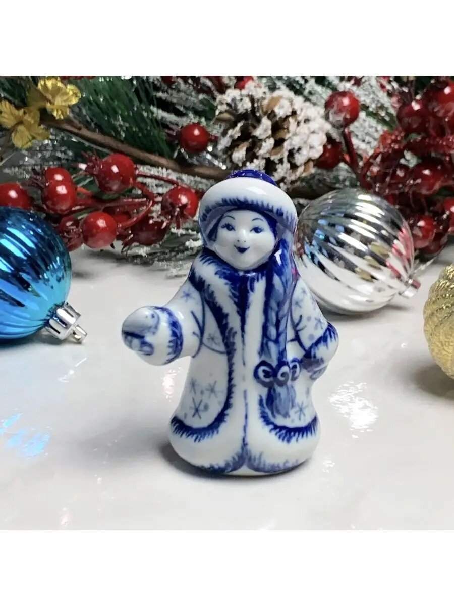 Фарфоровая статуэтка "Снегурочка с птичкой"