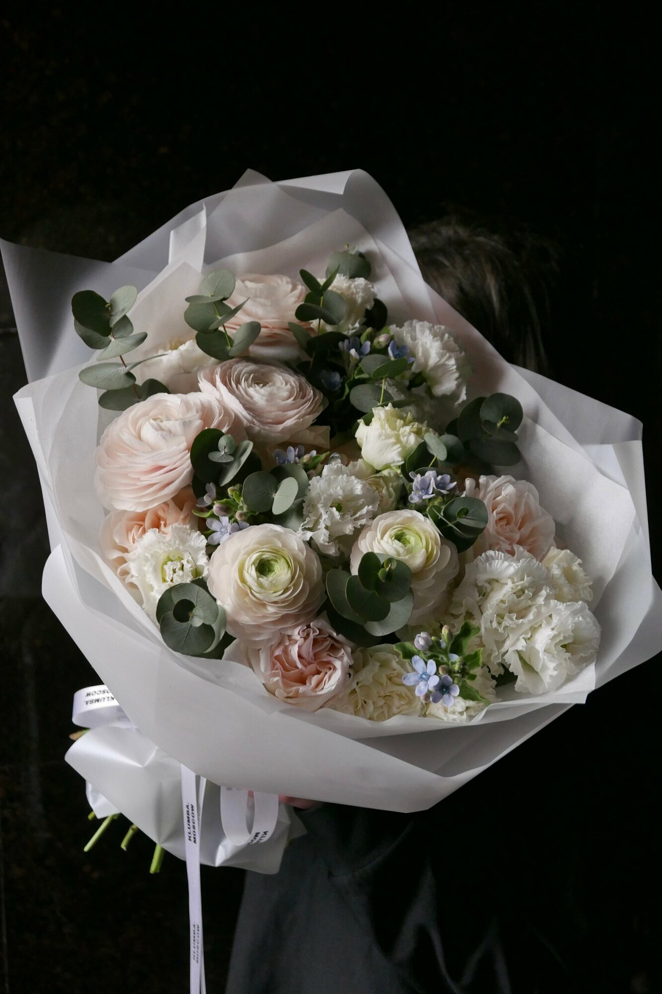 Ранункулюсы с розами и гвоздиками от студии цветов клумба. москва