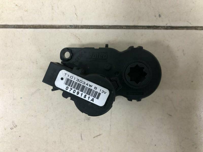 Моторчик заслонки печки Renault Logan 2 2014 кат.номер: 277325401R