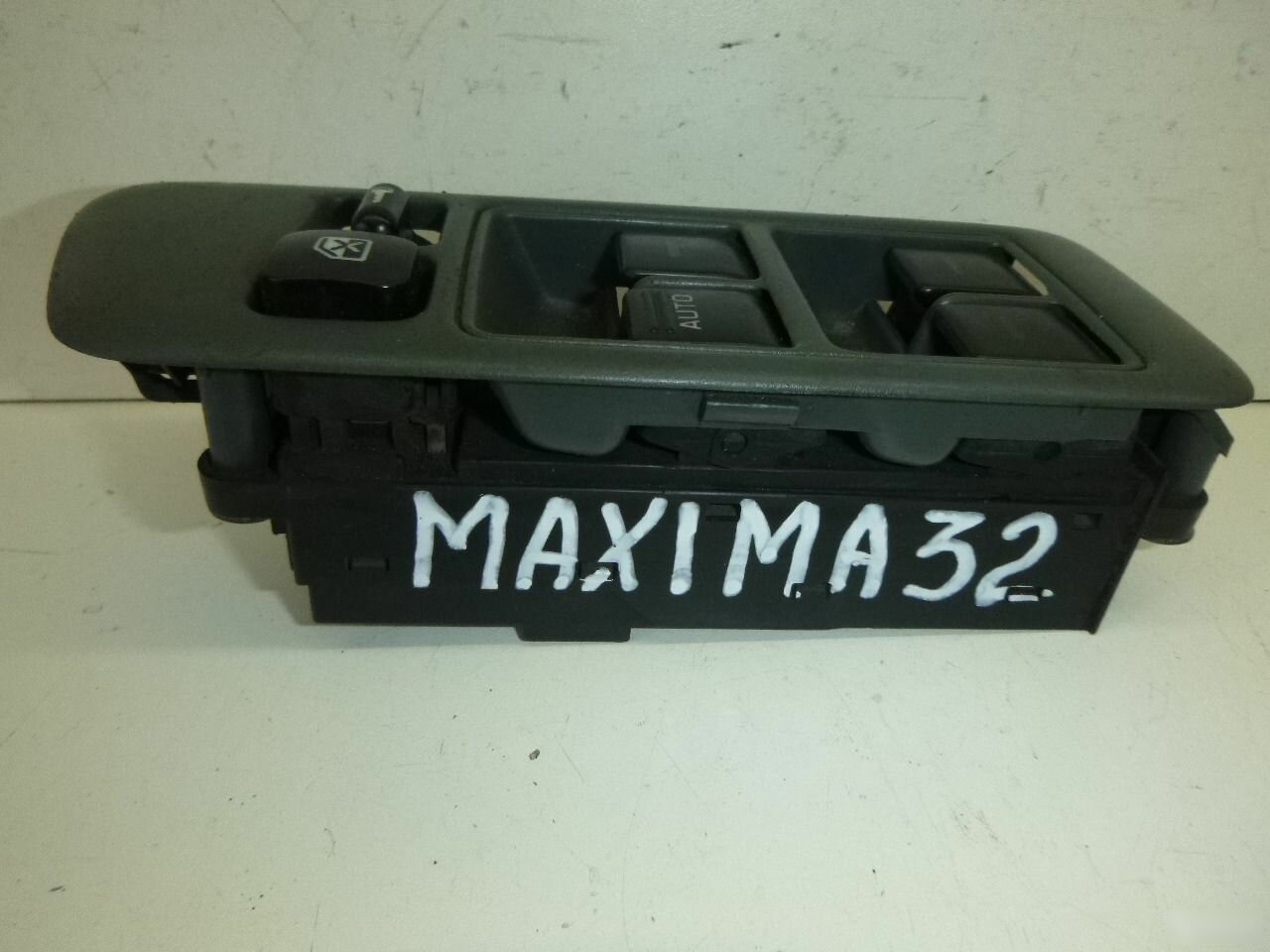 Блок управления стеклоподъемниками Nissan Maxima A32 (1994—2000) 2540144U01
