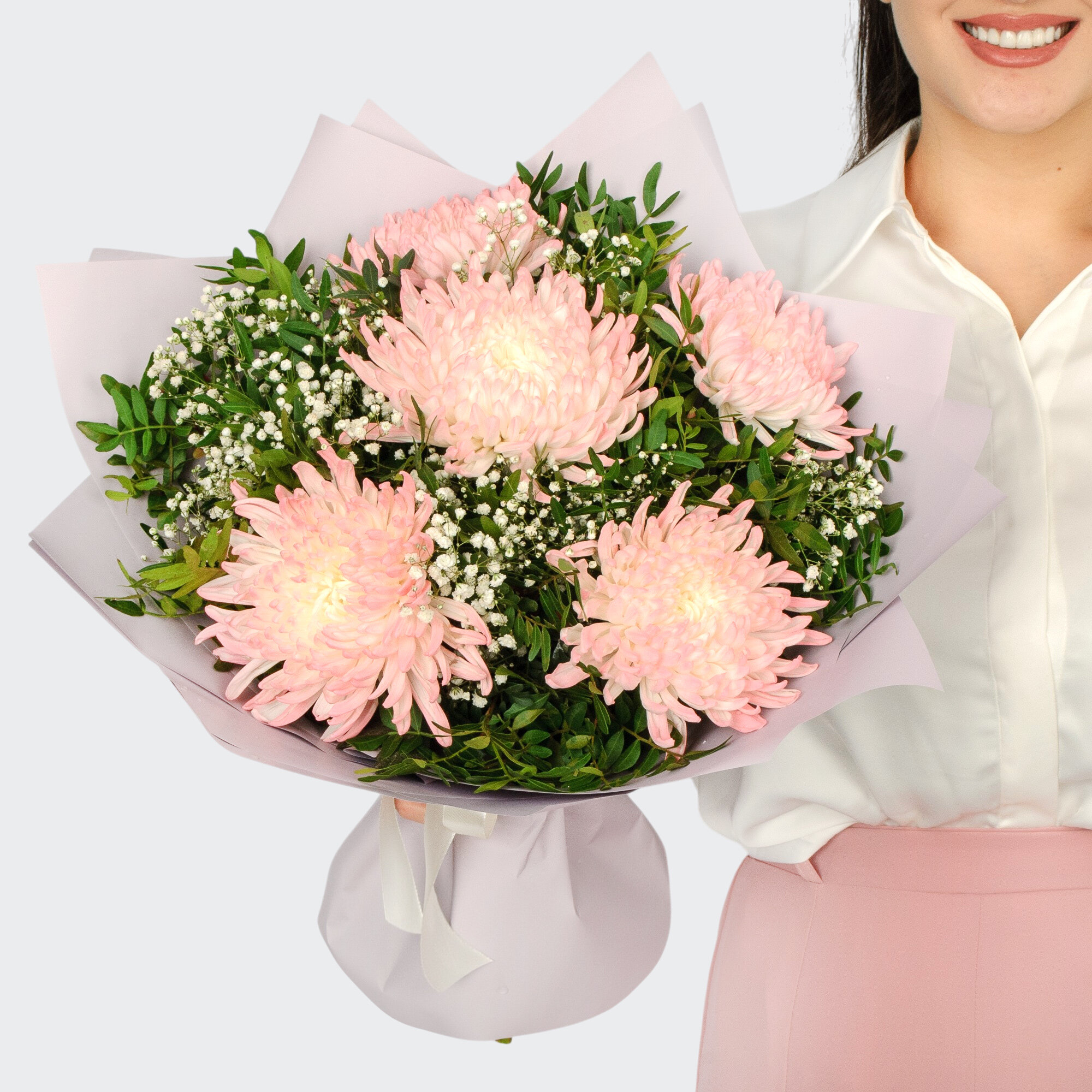 Букет СоюзЦветТорг "Нежный Бриз", хризантема, гипсофила, лентиско