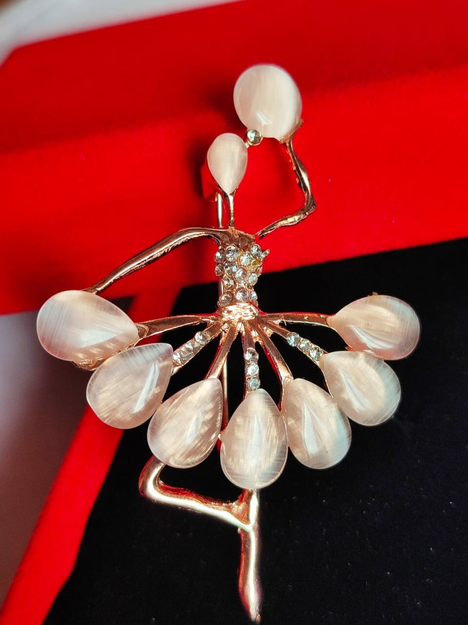 Брошь, стразы