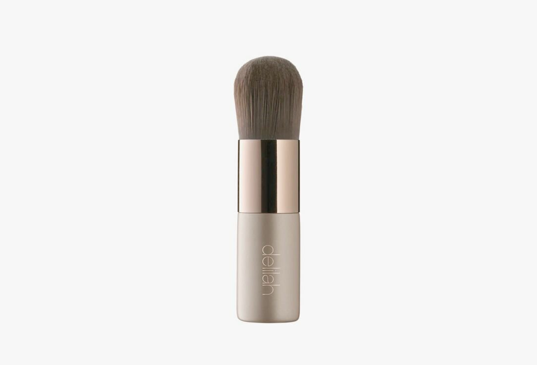Кисть кабуки для тональной основы DELILAH Foundation Kabuki Brush