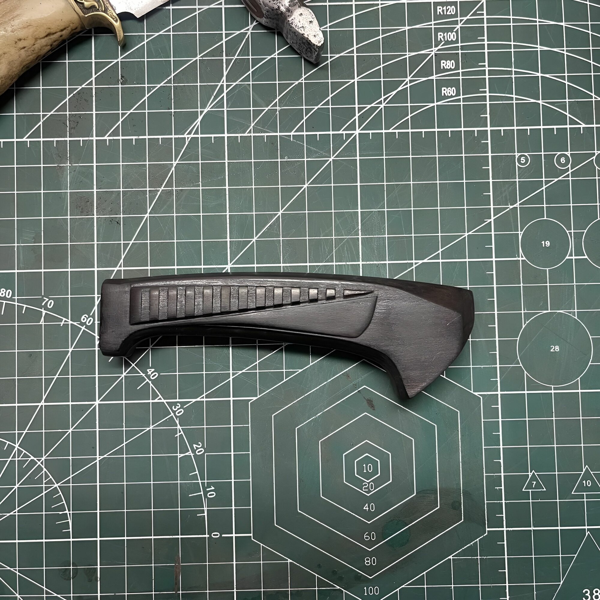 Готовая рукоять для ножа- "1". Из натурально дерева- черный граб. Размеры- 130 мм