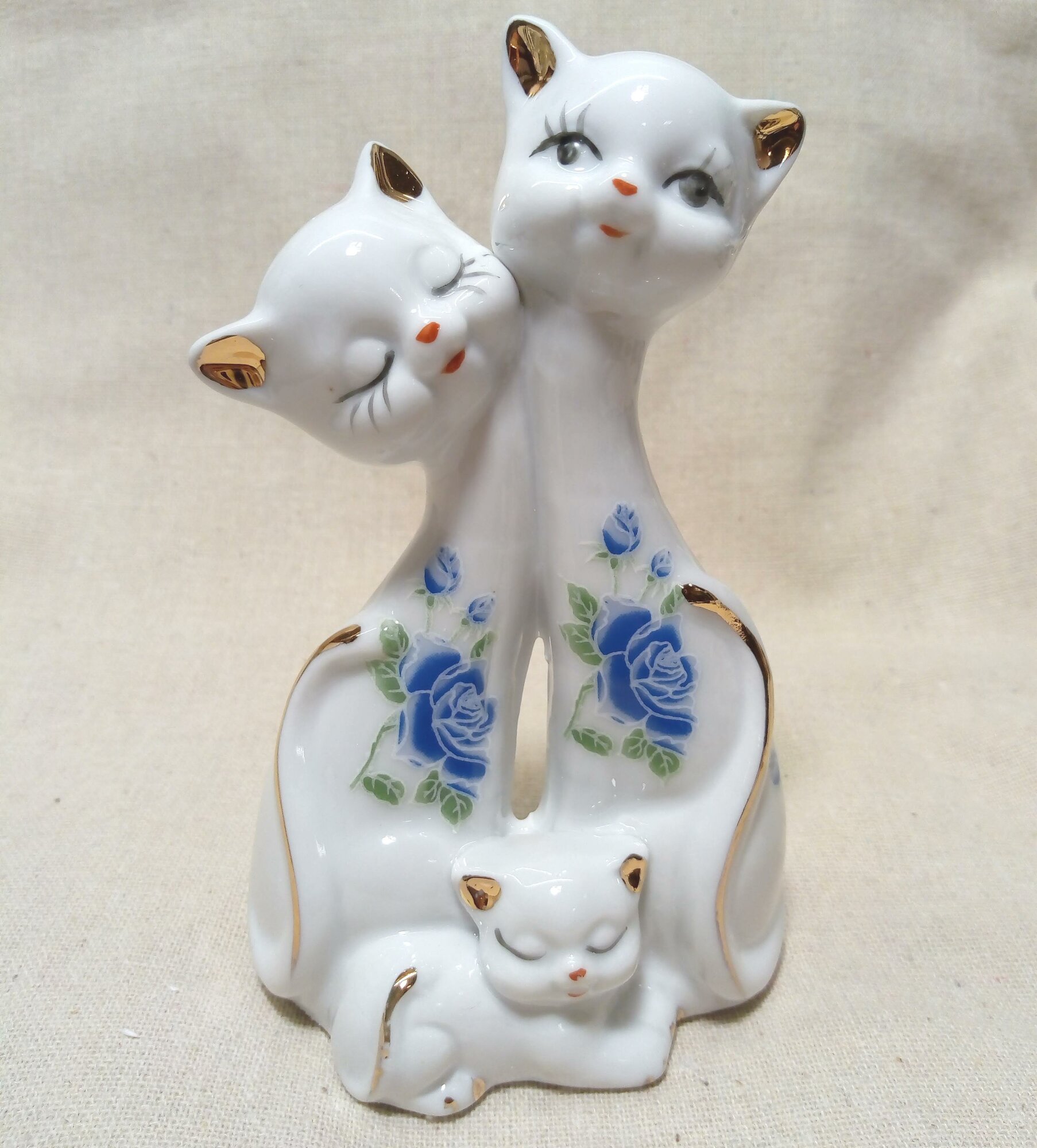 Статуэтка из фарфора Кошки белые с золотом цветы Семейка