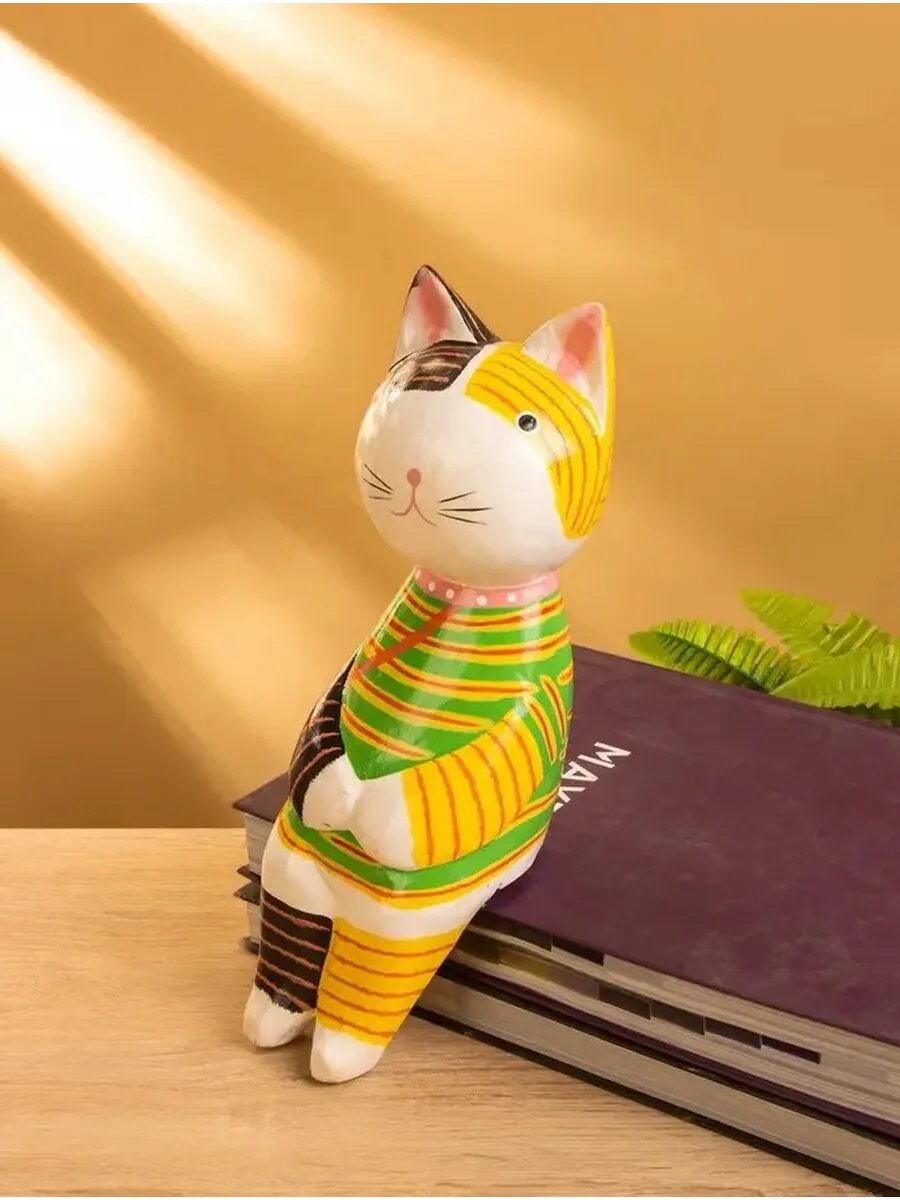 Декоративная деревянная кошка в жёлтом цвете