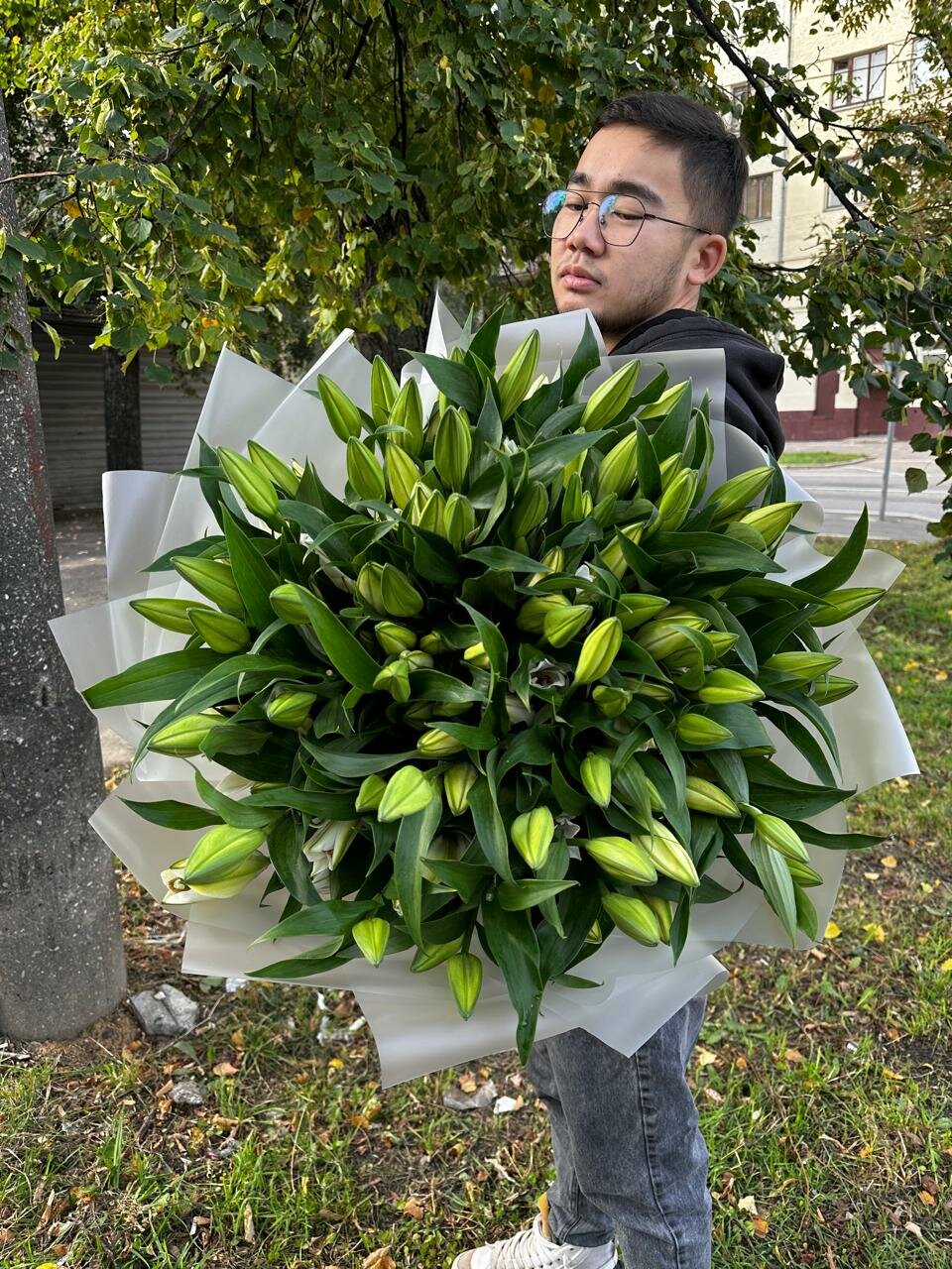 Пышный букет из высоких и ароматных лилий в количестве 9 штук