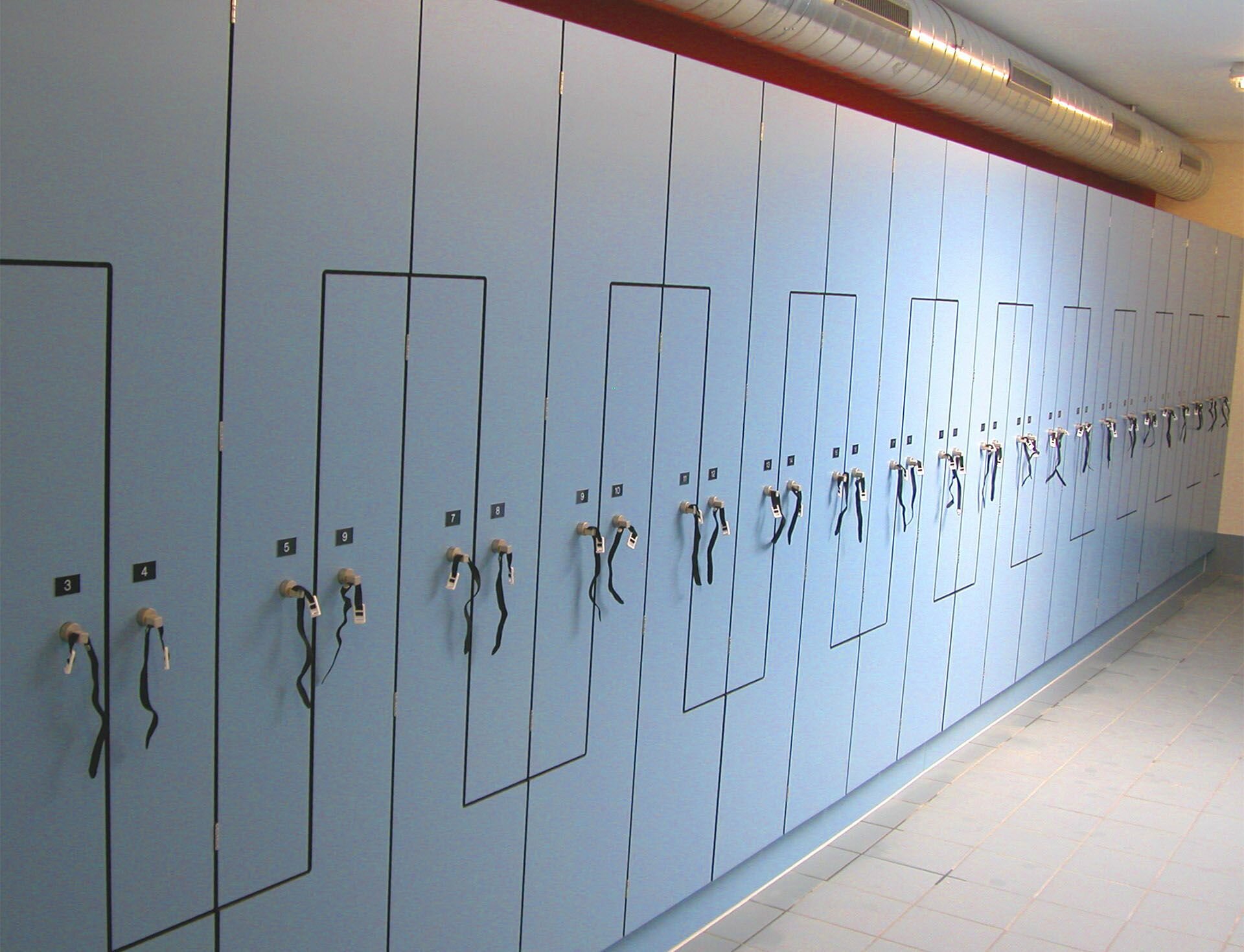 Z-образный двухуровневый шкаф на 12 секций