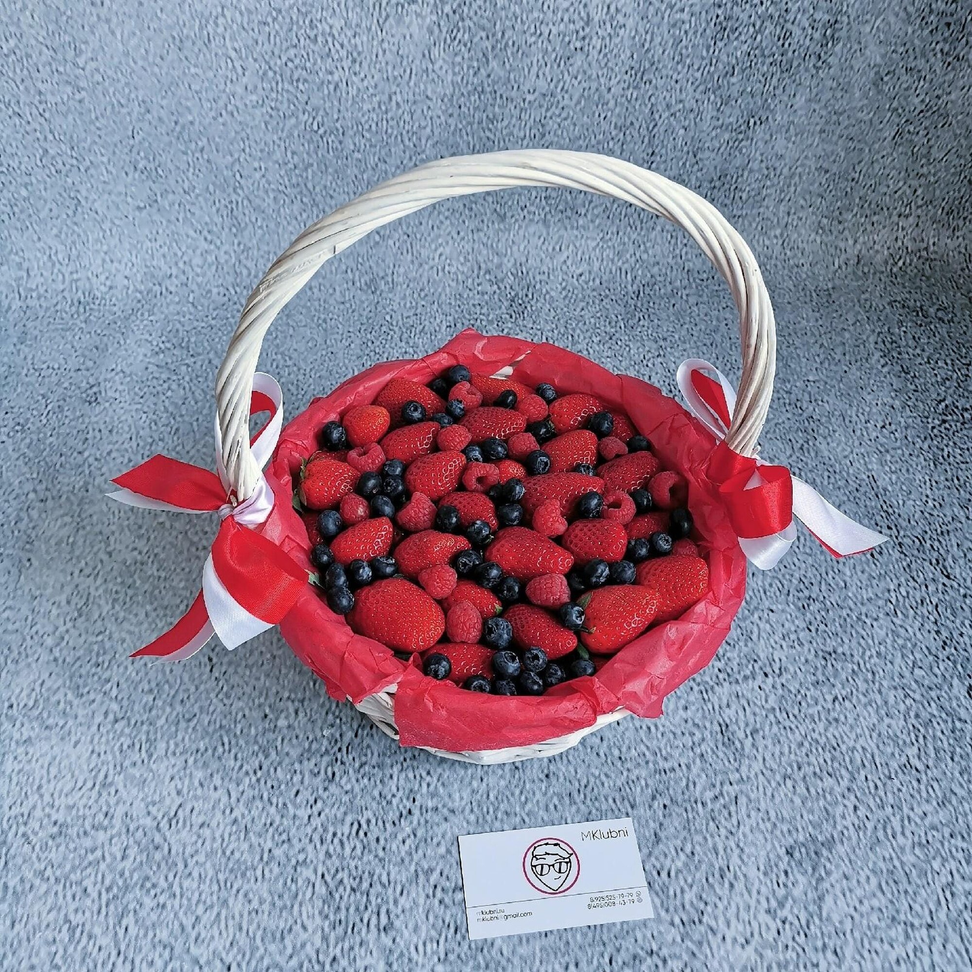 Ягодный микс Mklubni клубника/малина/голубика, в подарочной корзине