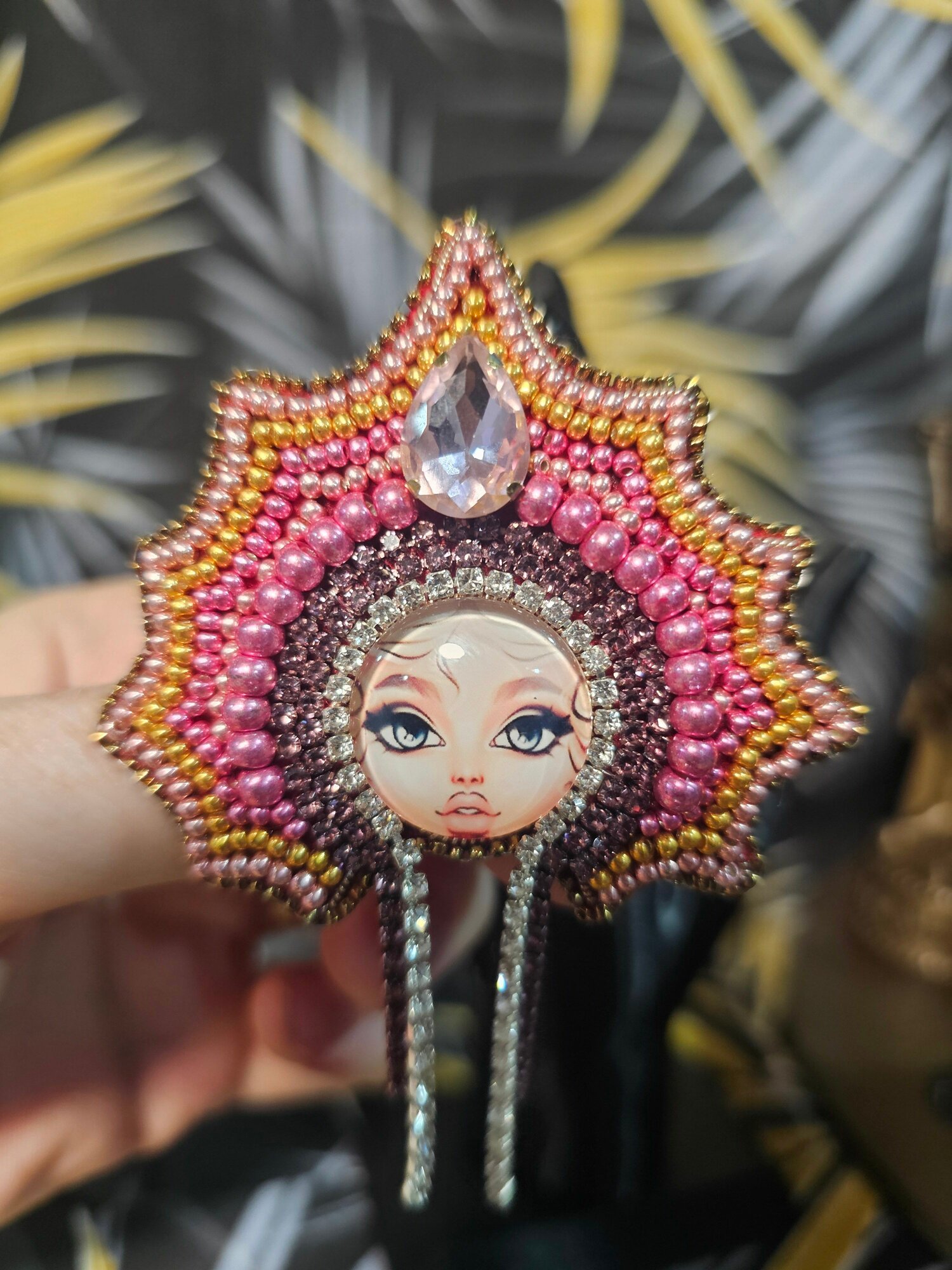 Брошь, стразы