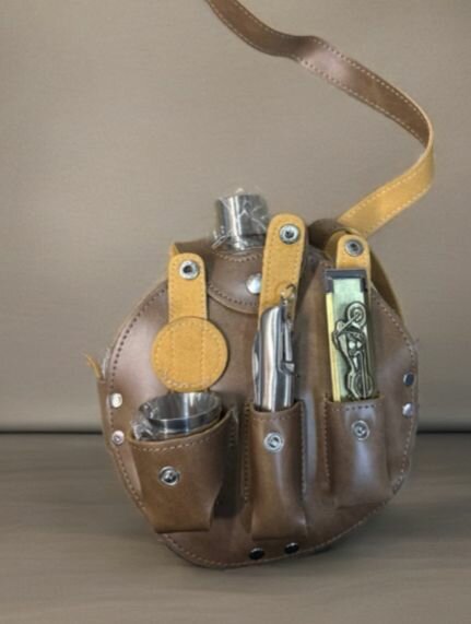 Фляга с дорожным набором в чехле на ремне