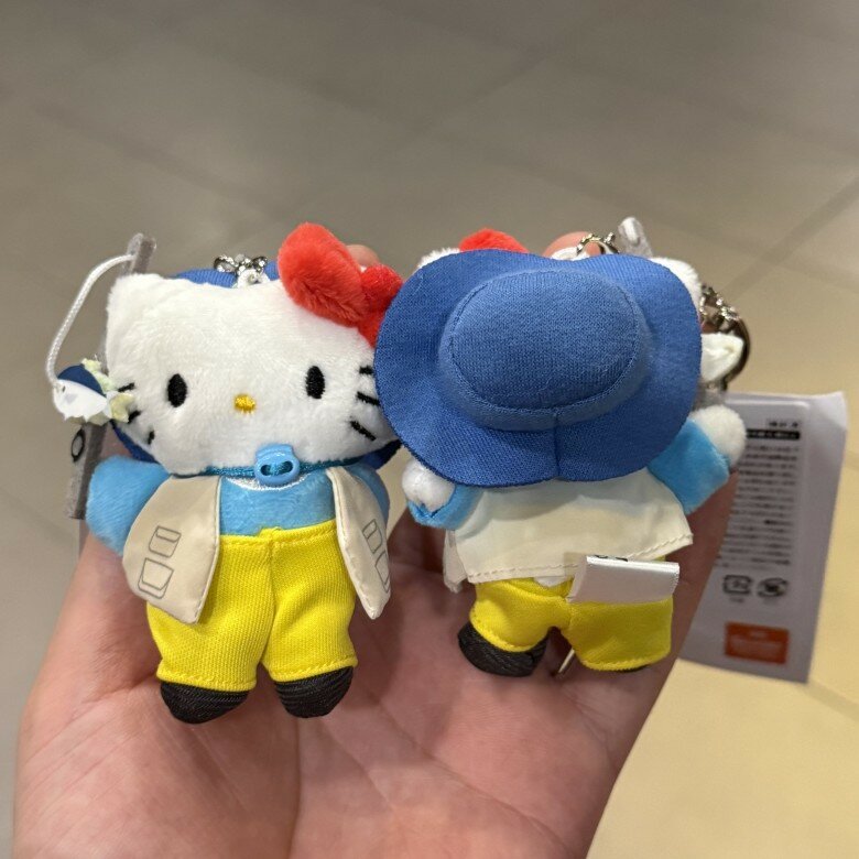 2026 Новейшая коллаборация Четвертое издание KT Клубника Сакура Черный кожаный плавательный круг Подвеска для альпинизма Плюшевая кукла Украшение для рюкзака