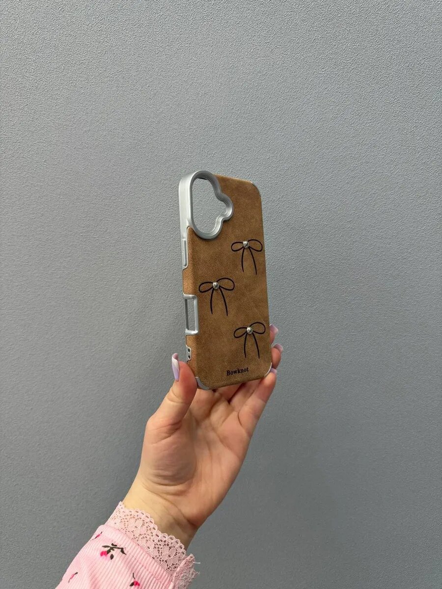 Чехол "Бантики", для iPhone 17, с поддержкой беспроводной зарядки, коричневый — фото 1