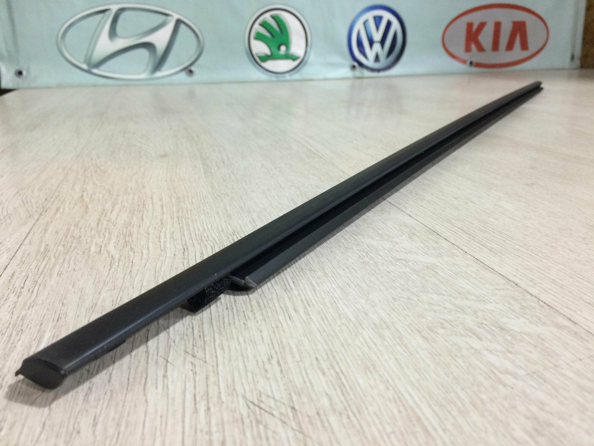 Бархотка накладка молдинг наружный уплотнитель стекла правого переднего пассажирской двери Kia Rio 10-17 Киа Рио 3