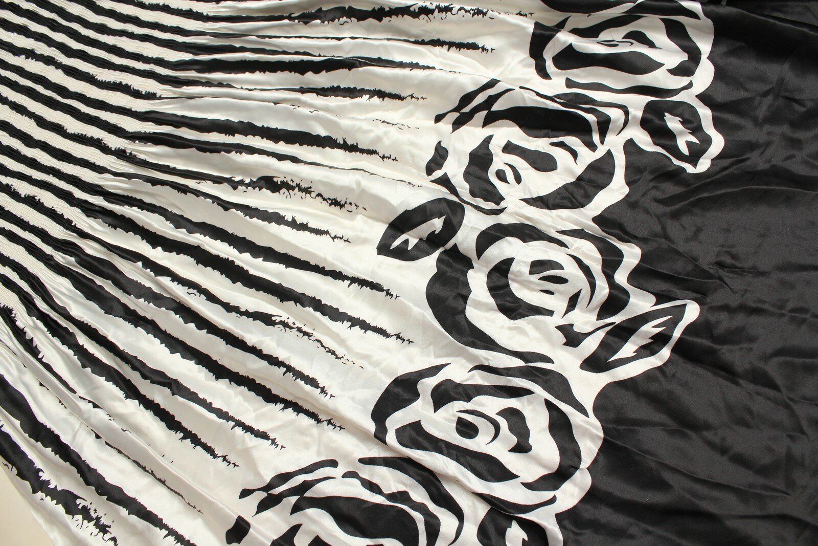 Ткань Атлас-стрейч чёрный с белым, гофрированный посредине, ш145см, 0,5 м