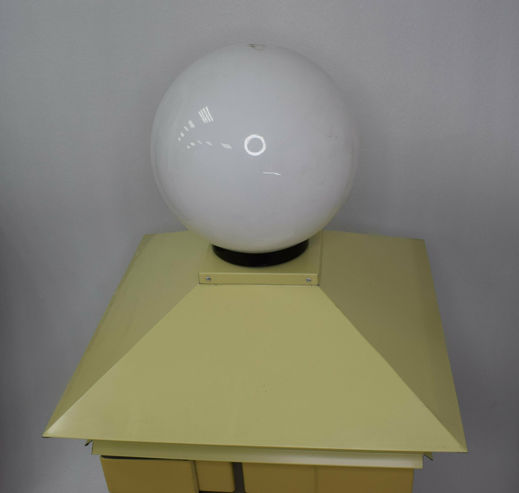 Металлический колпак на столб желтый с фонарем