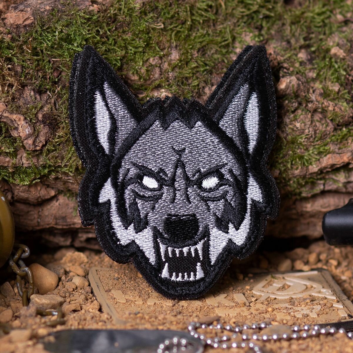 Нашивка ( шеврон патч patch ) тактическая Волк оскал вышитая на липучке 8х6,5 черная
