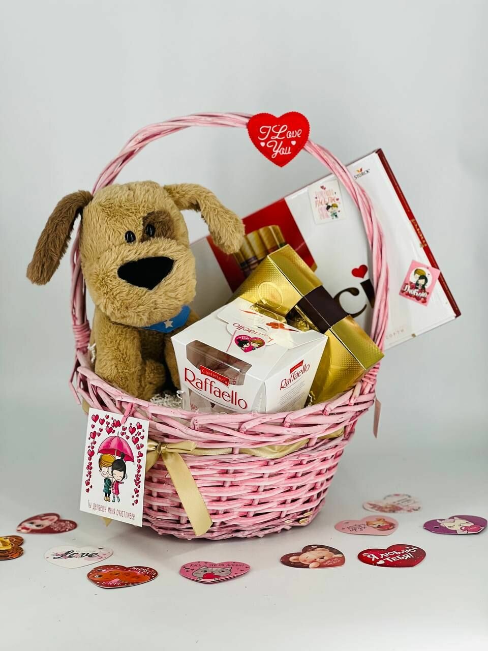 Подарок ко дню всех влюбленных и 8 марта- корзина с мягкой игрушкой, конфеты рафаэлло, мерси и ферреро роше