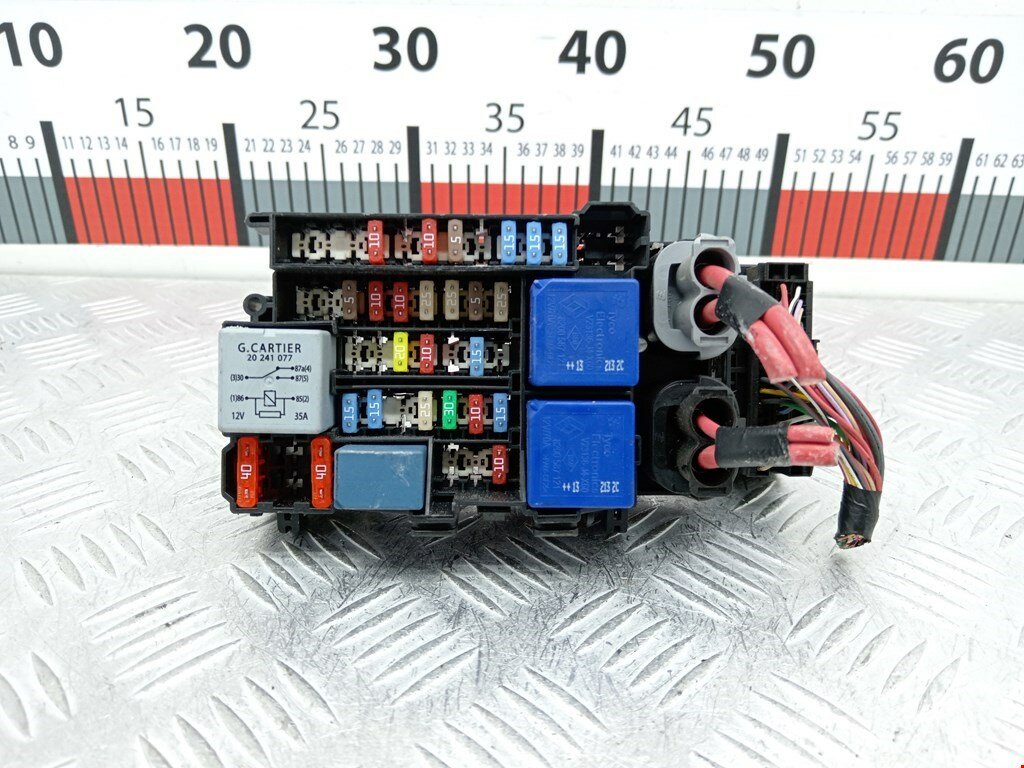 Блок реле Renault Megane 3 18013301E арт. 1950250