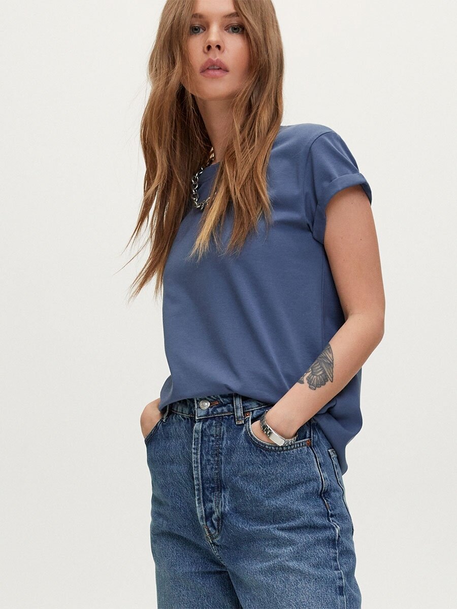 Футболка с подвернутым рукавом