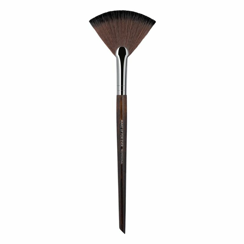 MAKE UP FOR EVER Кисть-веер для нанесения пудры Powder Fan Brush Medium 120