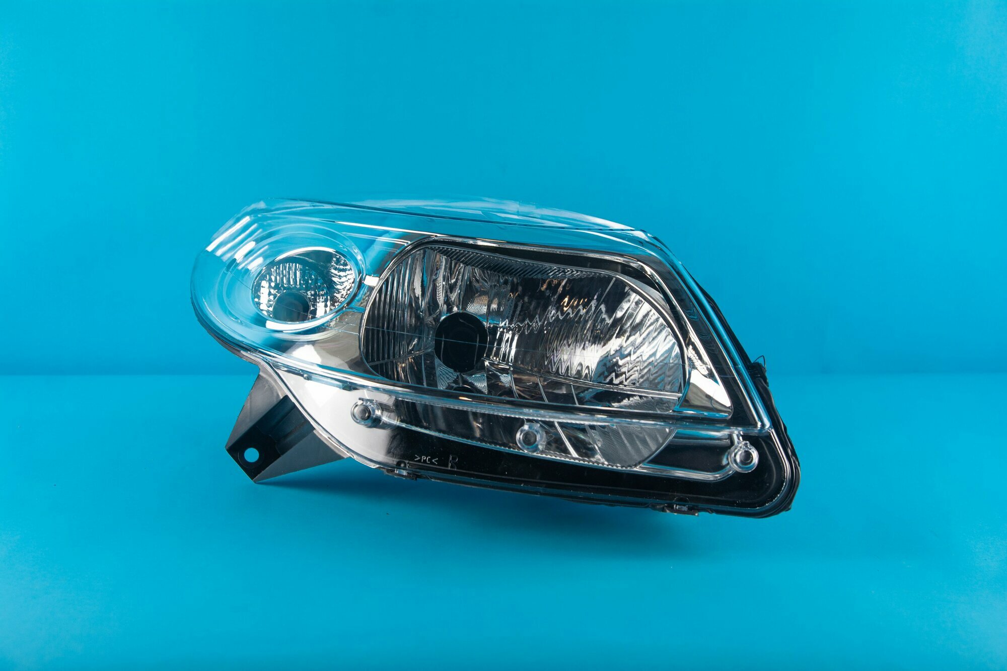 Фара Renault Sandero Рено Сандеро I поколения, года 2009-2014, 1 шт, ближний дальний свет галогенная передняя правая