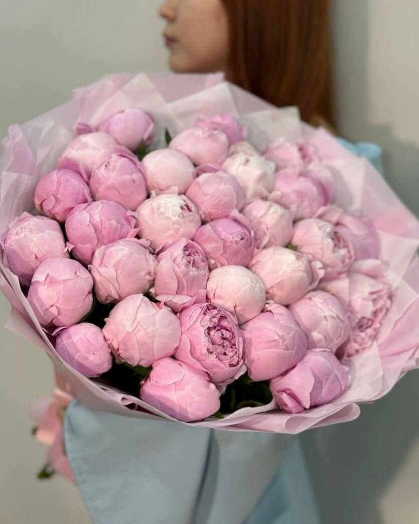 Монобукет из нежных ароматных пионов "Сара Бернар" 31 шт. с экспресс доставкой