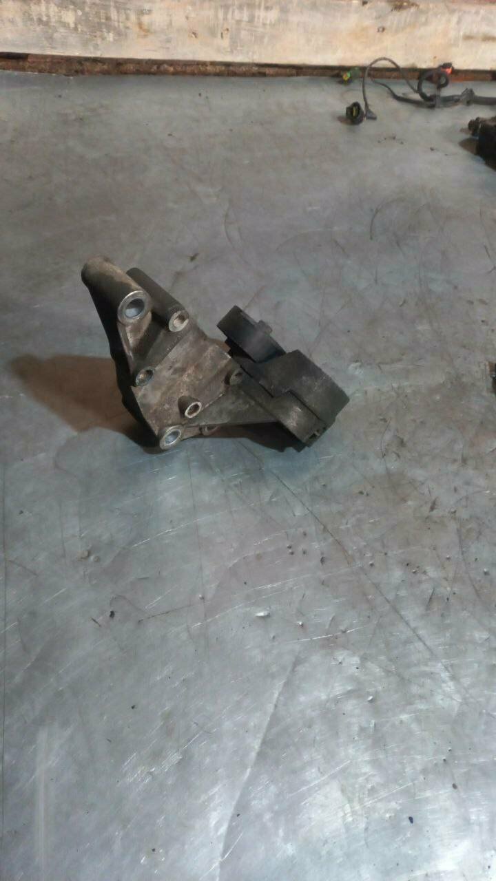 Кронштейн генератора Ford Transit Connect 2009