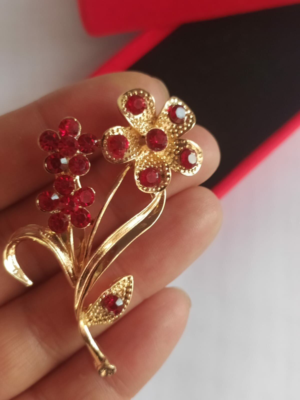 Брошь, стразы