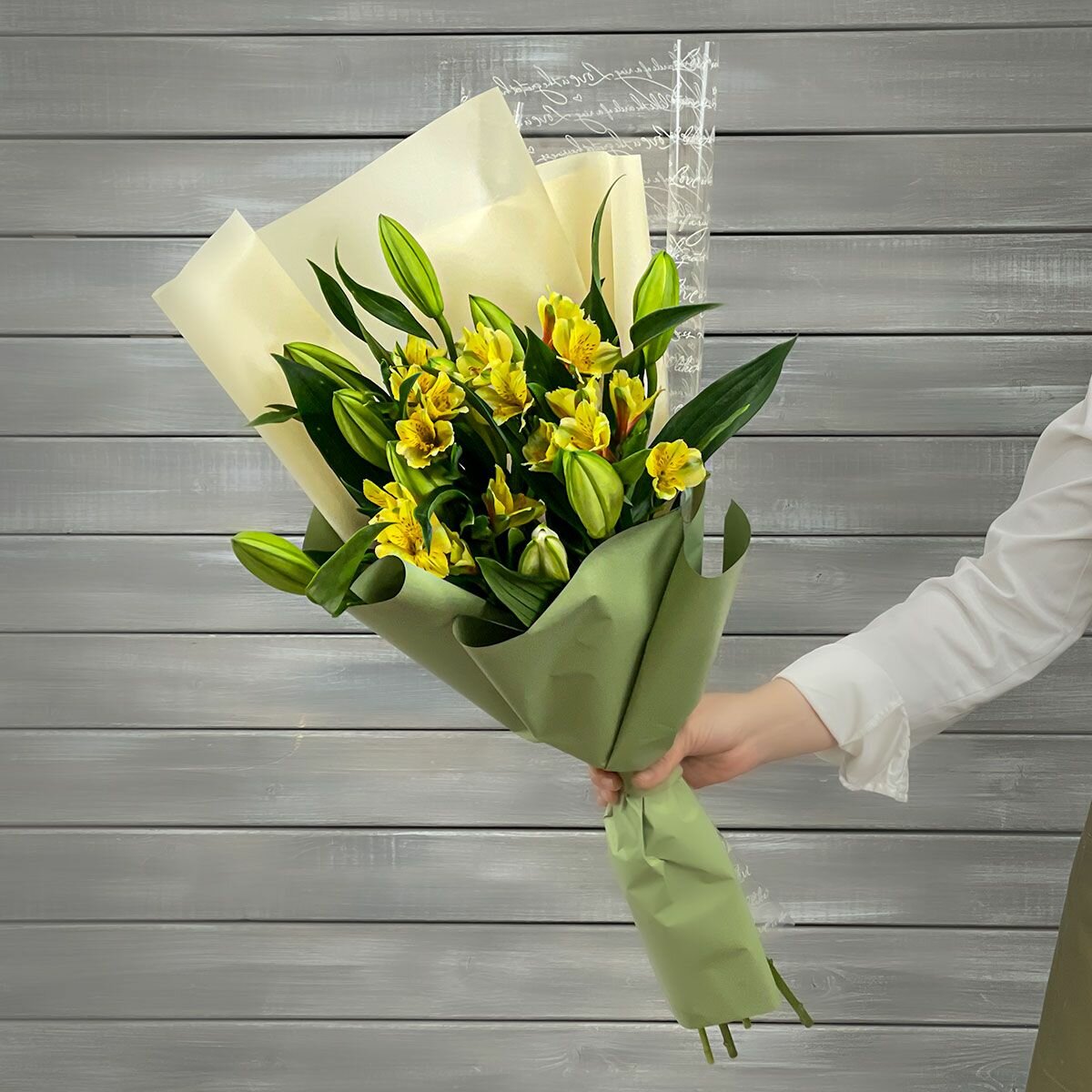 Букет из живых цветов лилий с альстромериями