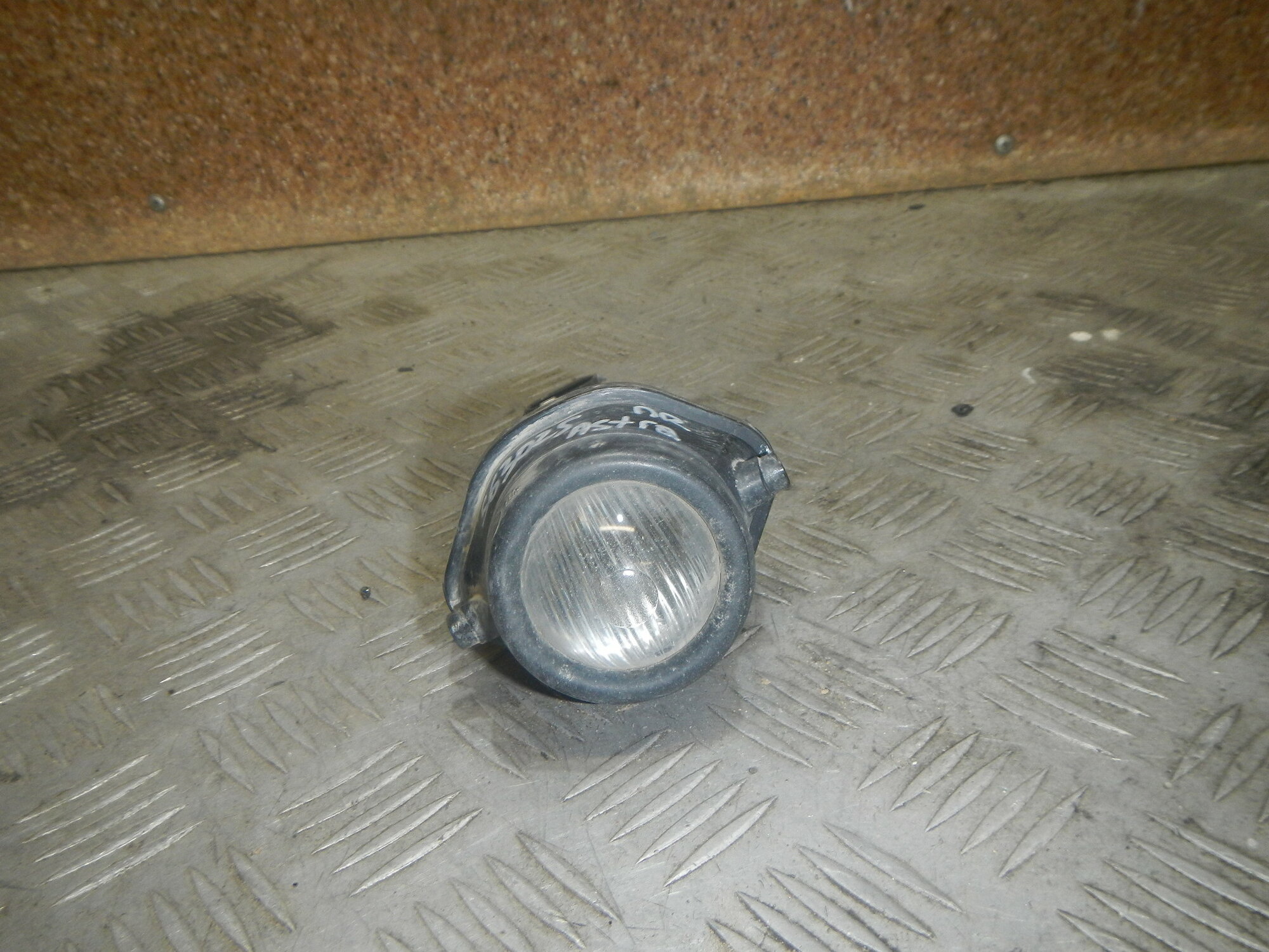 Б/У Фара противотуманная правая, Opel (Опель)-ASTRA J (09-) OPEL ASTRA J (09-) 12- Сломано крепление, без кронштейна. 563...