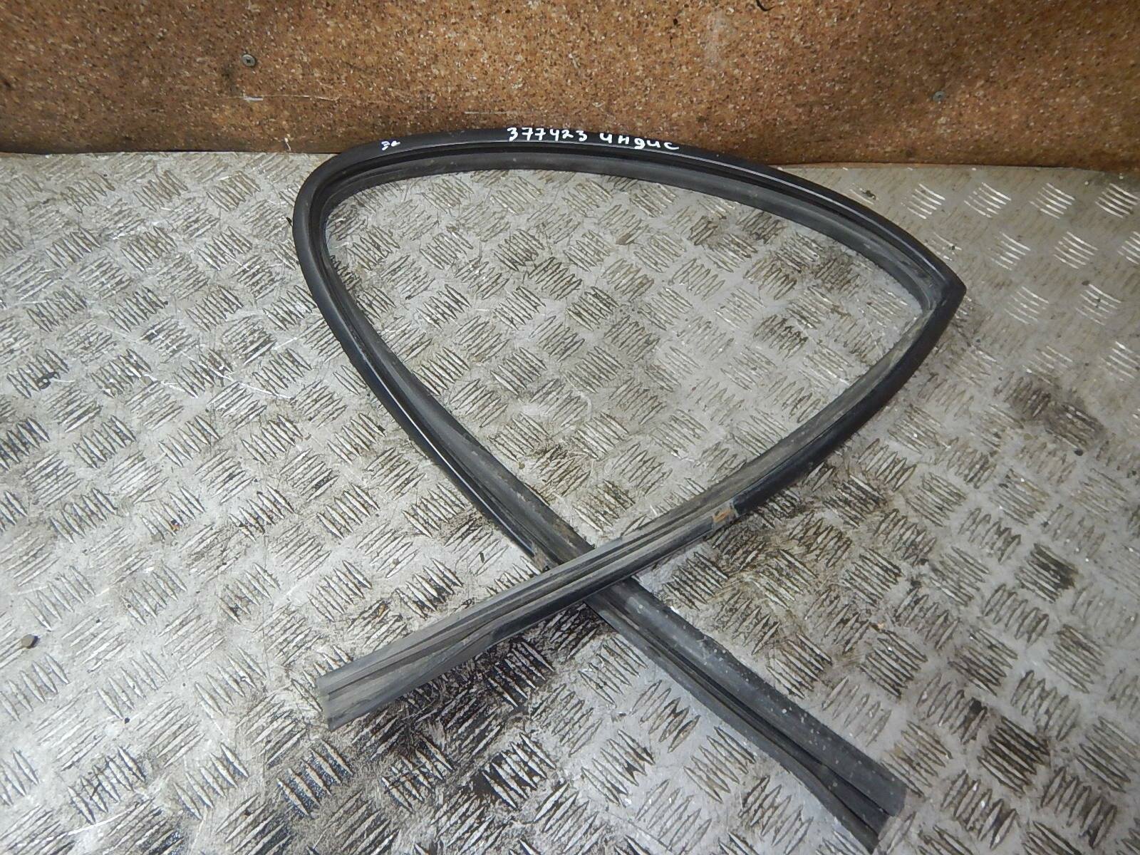 Б/У Уплотнитель стекла двери задней левой, Chery (Черри)-INDIS (11-15) Chery INDIS (11-15) Без видимых повреждений 37742...