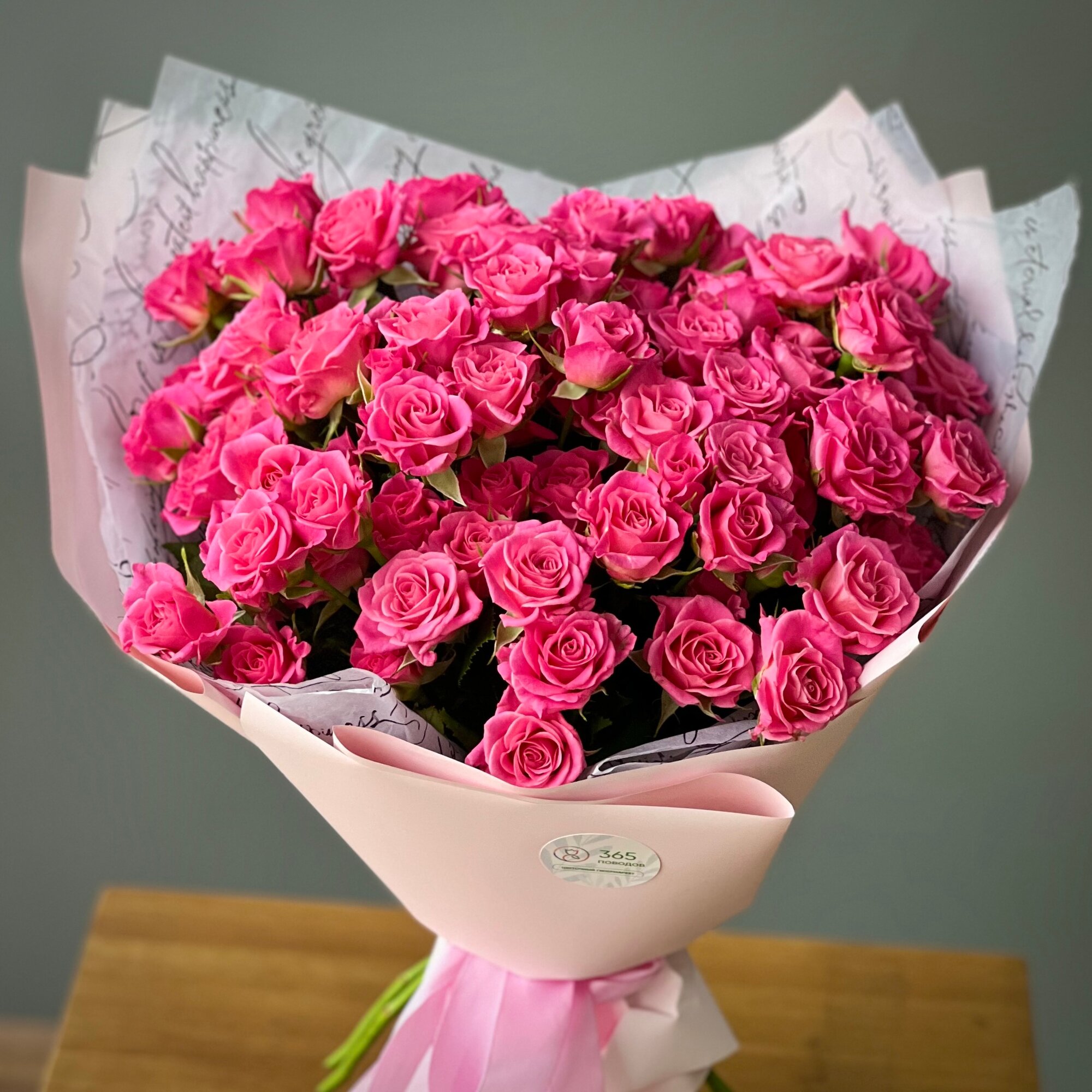 Букет из 25 кустовых малиновых роз в стильной упаковке. «365 Поводов» - живые цветы с доставкой