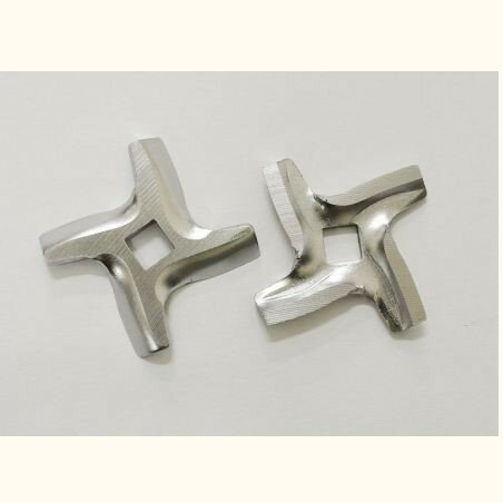 Нож мясорубки универсальный. Односторонний. Посадочное место - квадрат 7,5 мм. Размах лопастей 45 мм. Производитель Италия