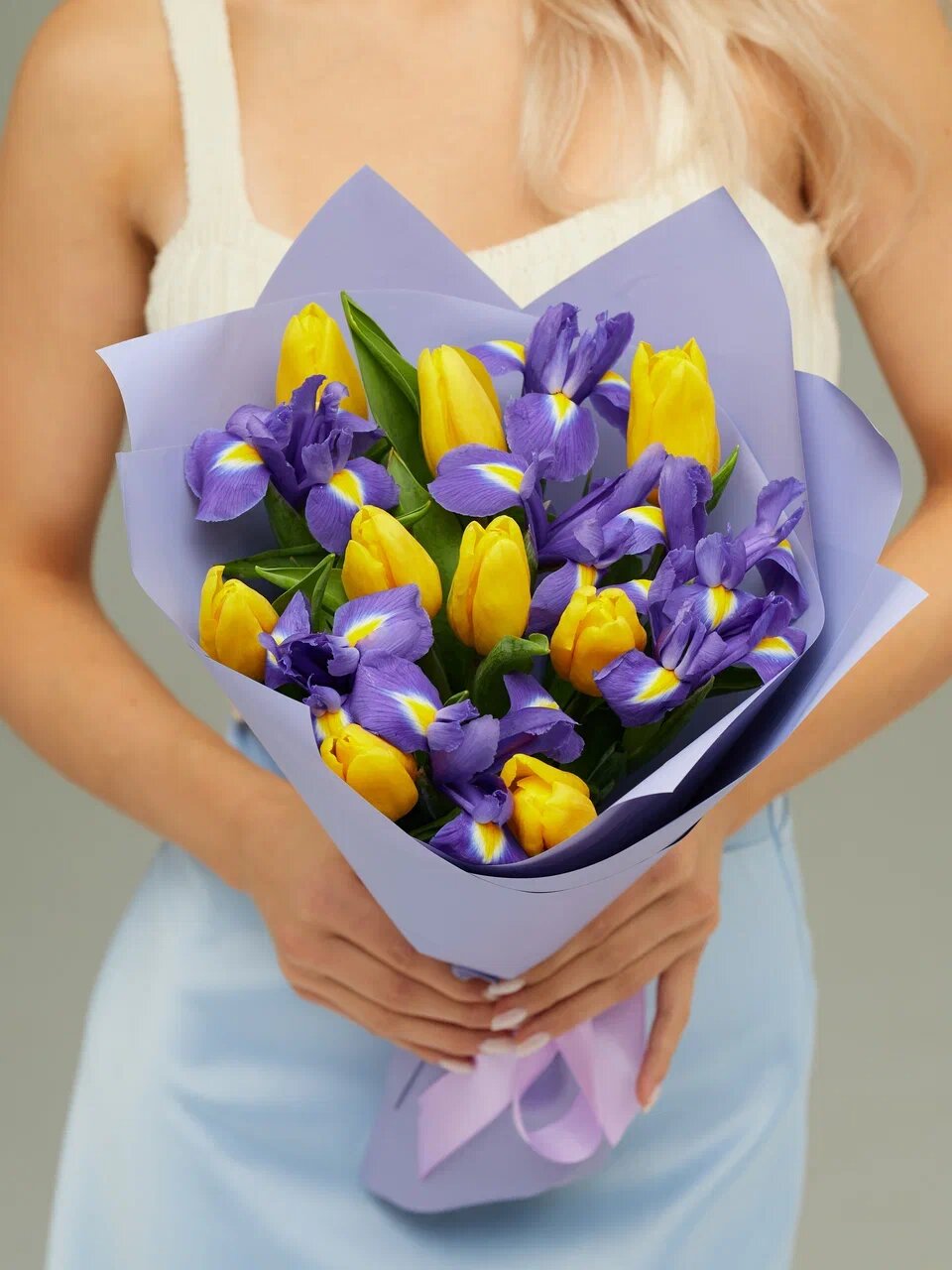 Весенний букет из желтых тюльпанов и ирисов 50 см